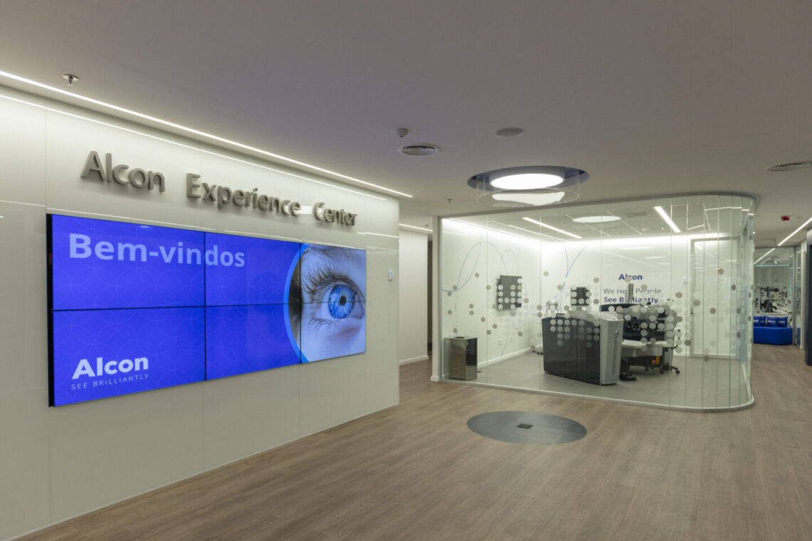 Oftalmologia - Alcon expande centro de experiências - Universo Visual