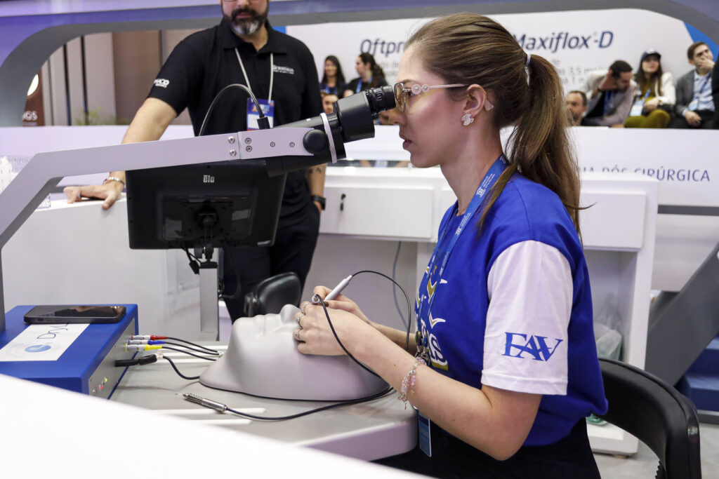 Oftalmologia - 5° Phaco Olympics anima o stand da Cristália durante o ...